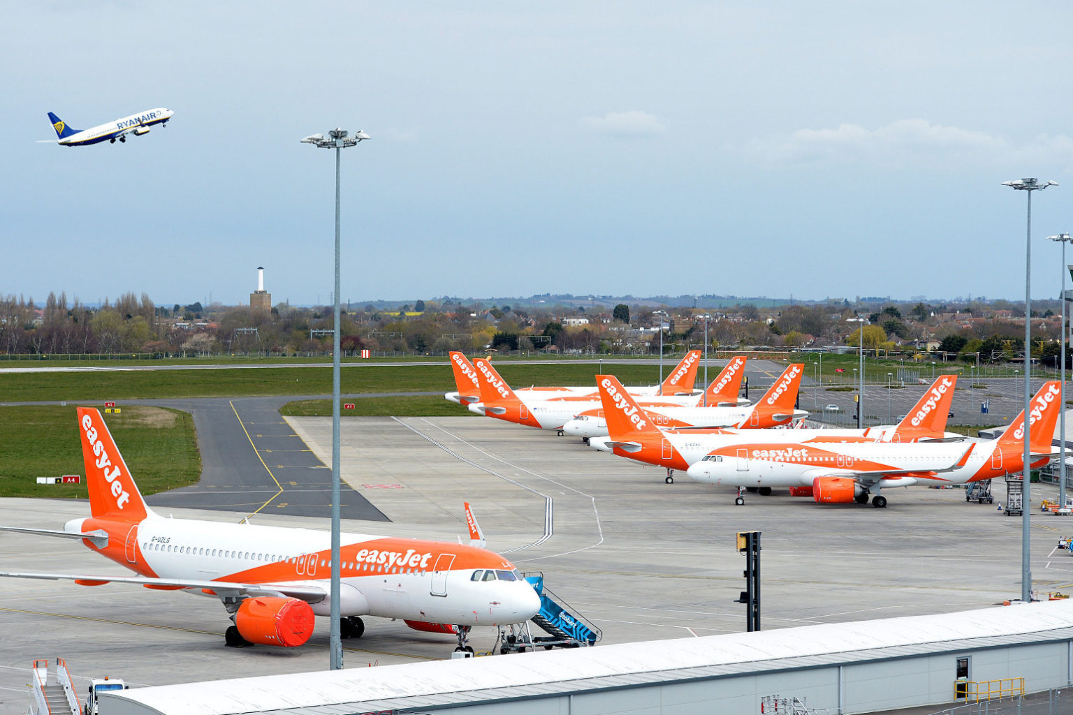 Q8Aviation signs agreement with easyJet to supply its Sustainable ...